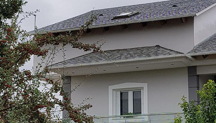 Κατασκευή στέγη με γκρι ασφαλτικά κεραμίδια | Στέγες Αδάμ